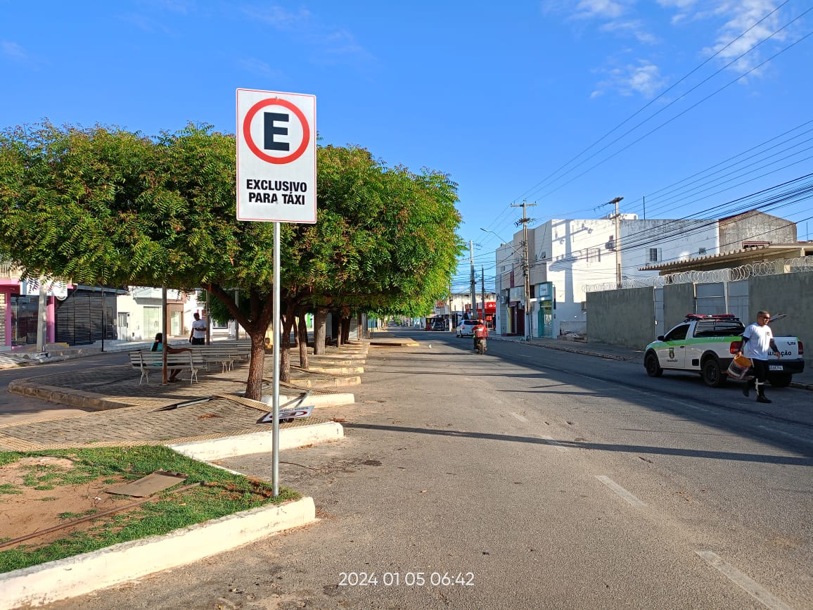 Instalações de mais placas de sinalização, o que agora totaliza 100% ...